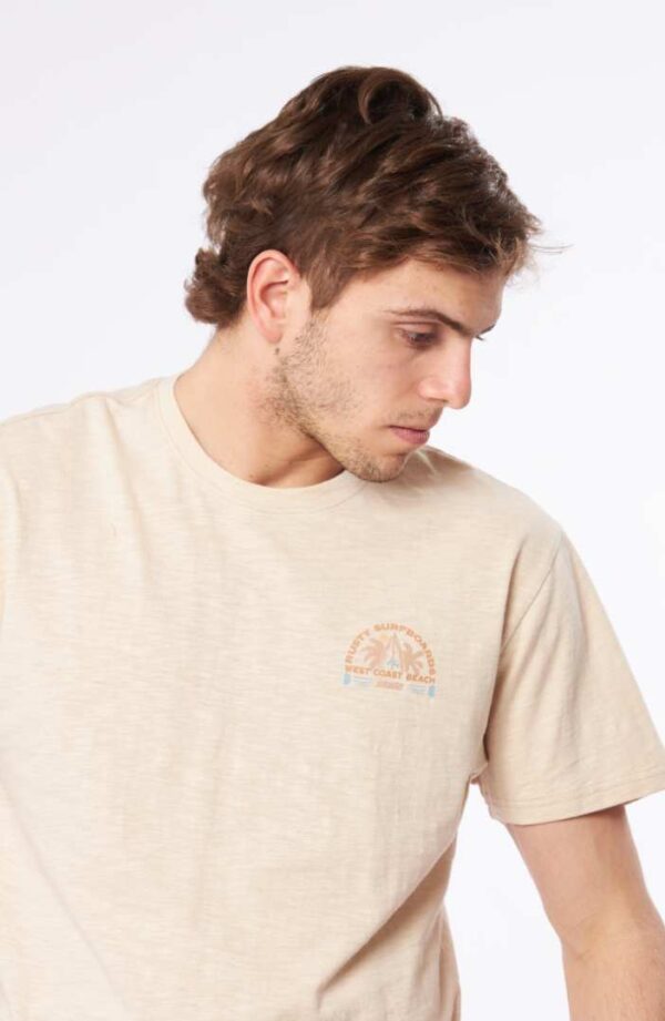 Remera Rusty modelo Akos, color crema estampado – FashionPoint