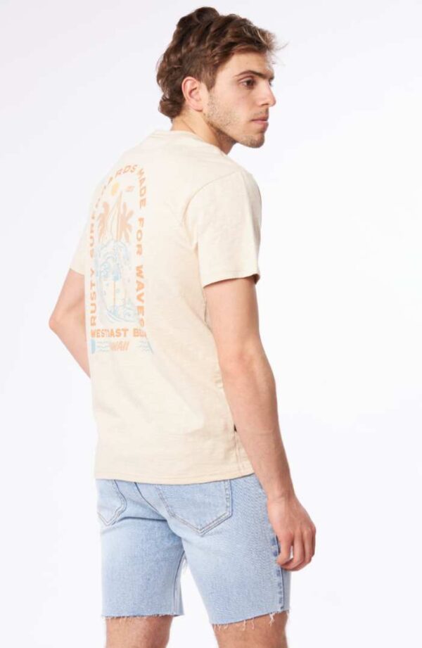 Remera Rusty modelo Akos, color crema estampado – FashionPoint