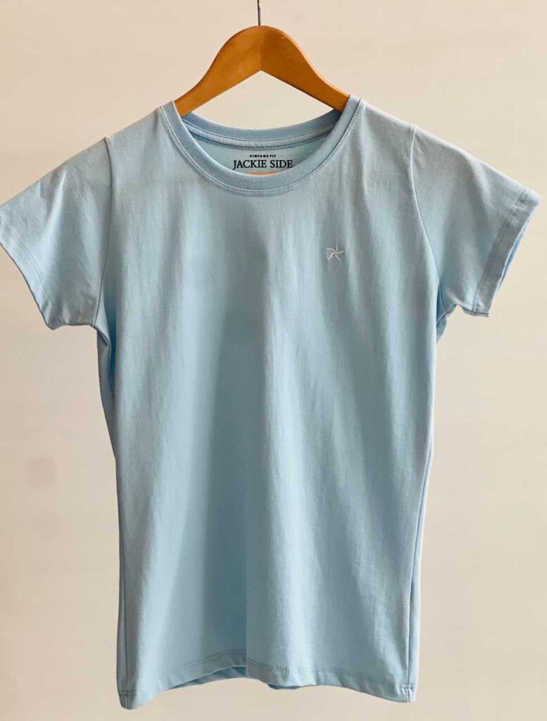 Remera básica Jackie Side, color celeste – FashionPoint